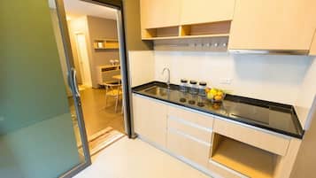 Um frigorífico/congelador grande, um micro-ondas, uma placa de cozinha