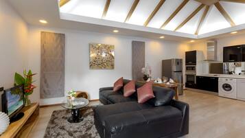 2 Bedrooms Private Pool Villa | Sala de estar | Televisor de ecrã plano de 40 polegadas com canais por cabo