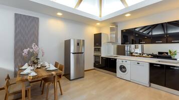 Um frigorífico/congelador grande, um micro-ondas, um forno