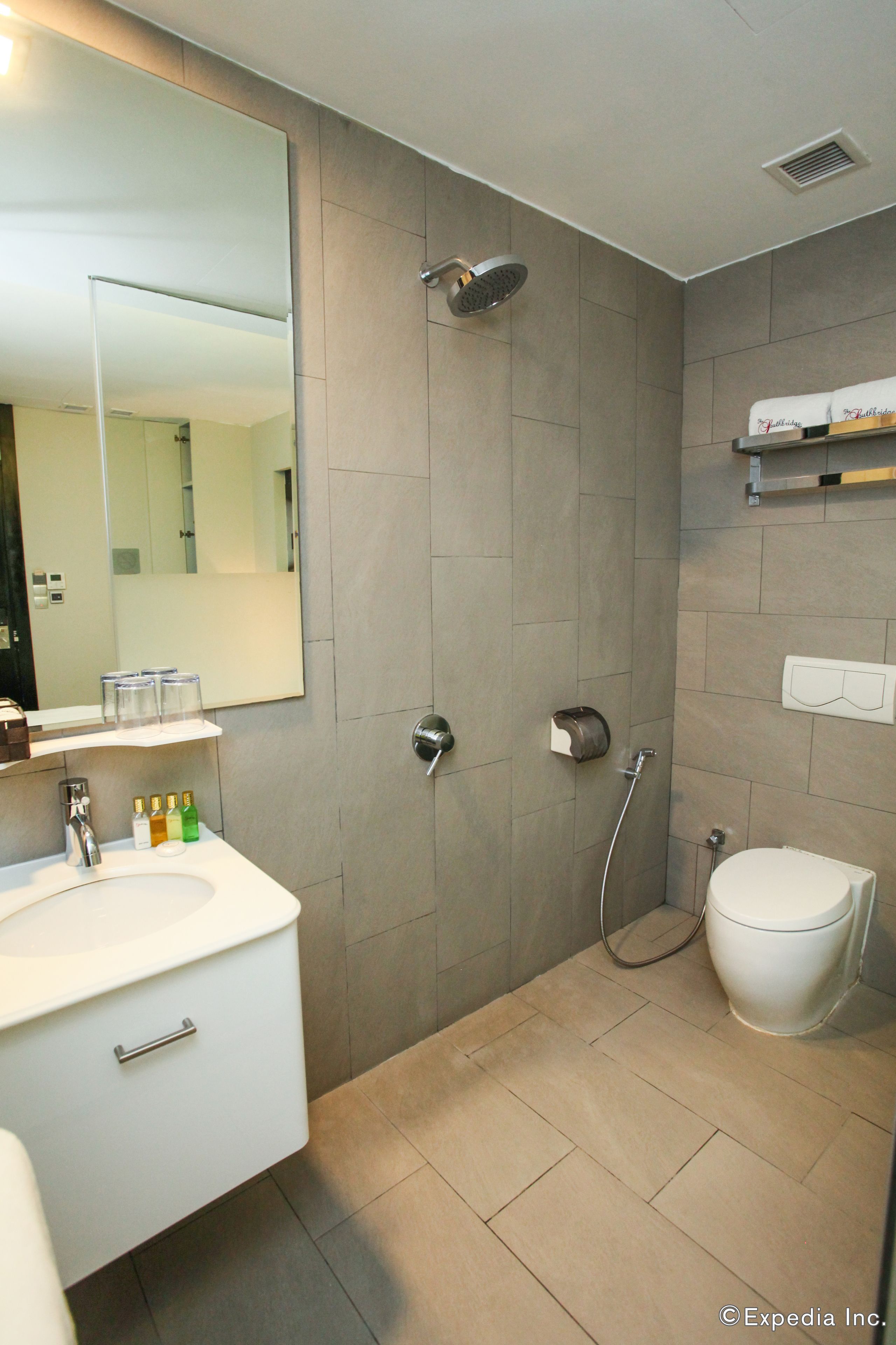 Chuveiro, produtos de toalete grátis, secador de cabelo, chinelos