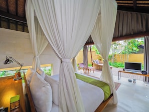 Two-Bedroom Private Pool Villa | Cofres nos quartos, escrivaninha, espaço de trabalho para notebook