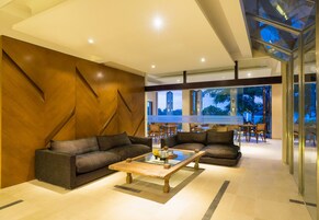 Pequenos-almoços, almoços, jantares servidos, cozinha internacional 