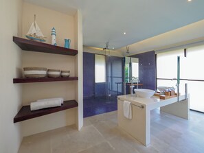 Ocean View Suite | Banheiro | Banheira e chuveiro separados, chuveiro com efeito de chuva