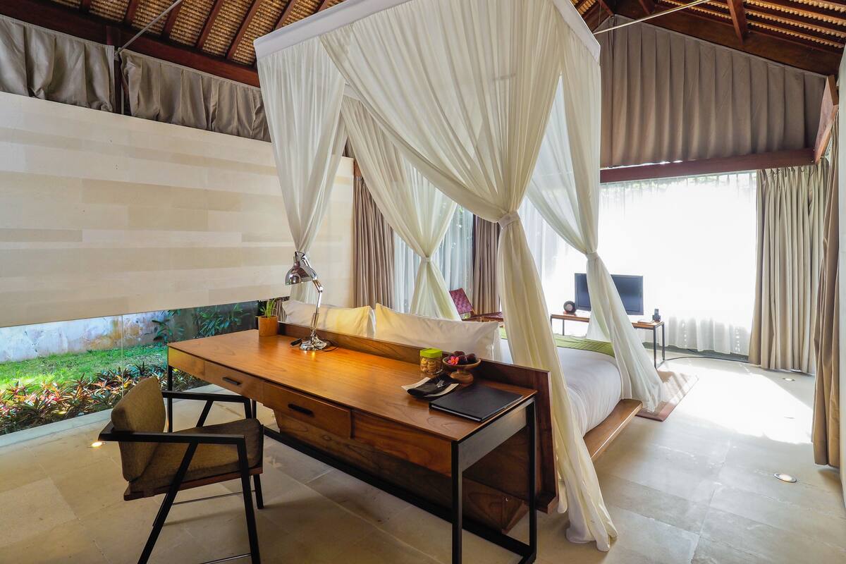 Three-Bedroom Private Pool Villa | Cofre no quarto, secretária 