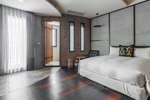 Quarto quádruplo, banheira | Escrivaninha, cortinas blackout, quartos à prova de som