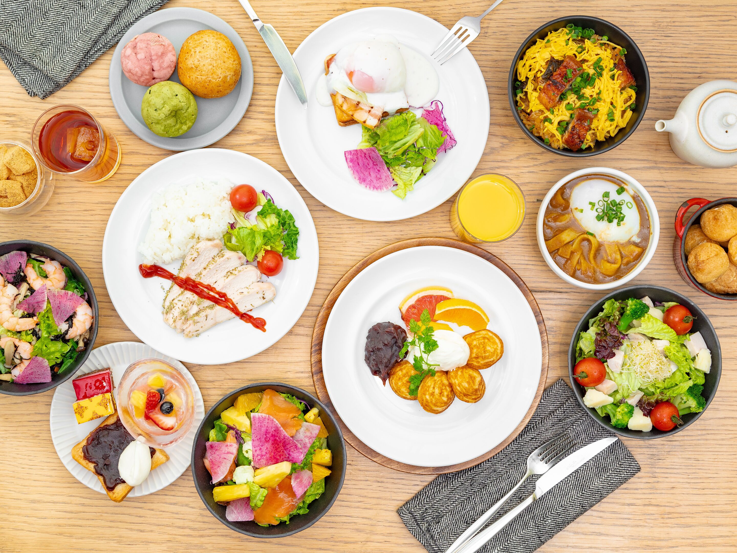 Diversos pratos, incluindo um arroz, uma salada e uma sopa.