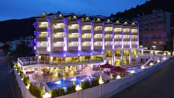 Fachada do alojamento (tarde/noite)