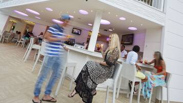 Bar à beira da piscina