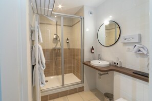 Quarto Duplo Premium, vista para o mar | Casa de banho | Artigos de higiene pessoal grátis, um secador de cabelo 