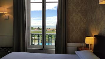 Quarto Duplo Comfort, vista para o mar | Secretária, Wi-fi grátis, roupa de cama fornecida