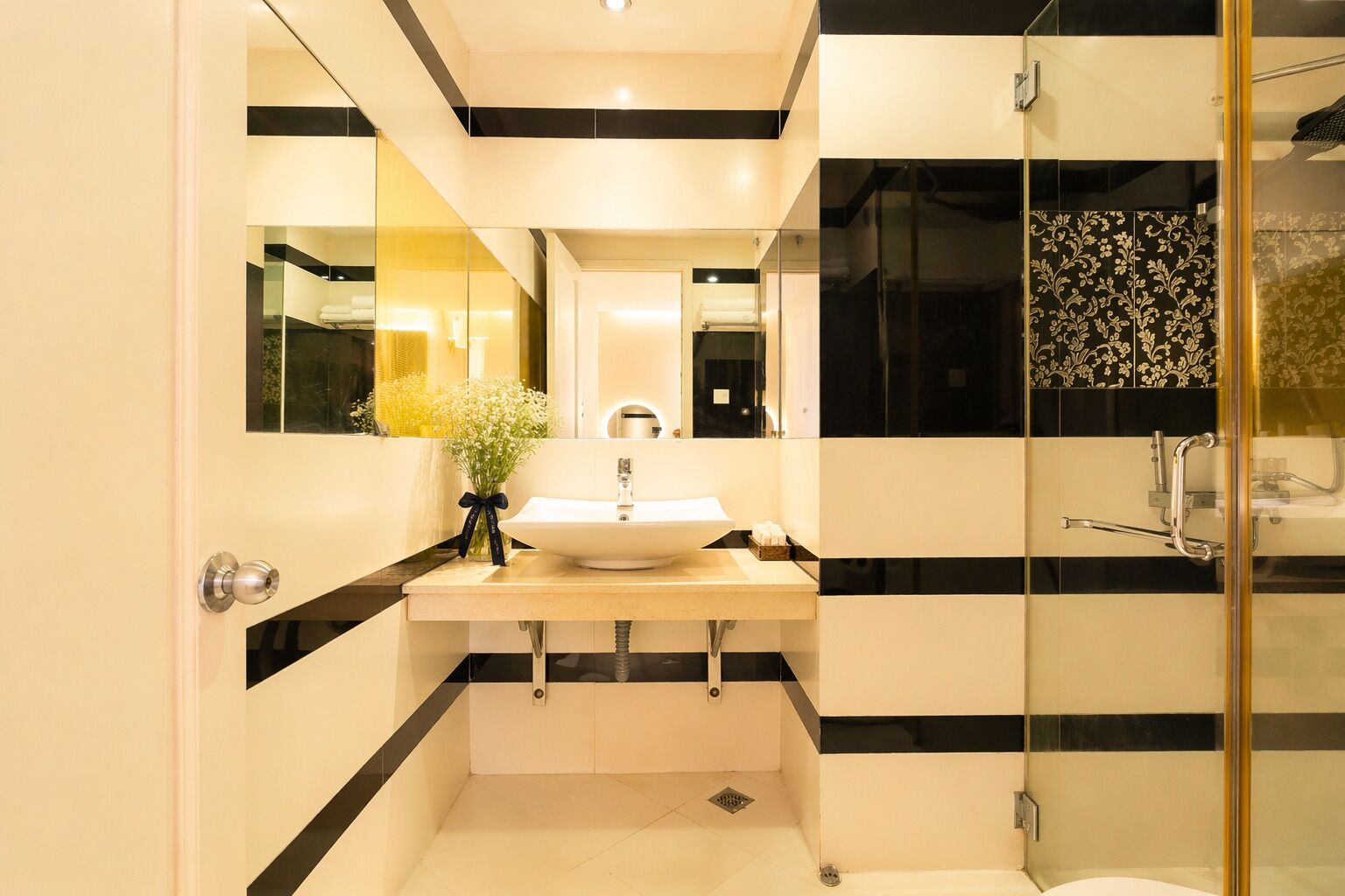 Quarto casal standard | Banheiro | Chuveiro, produtos de toalete grátis, secador de cabelo, chinelos