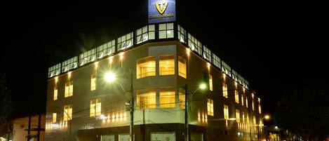 Fachada do alojamento (tarde/noite)