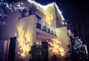 Fachada do alojamento (tarde/noite)