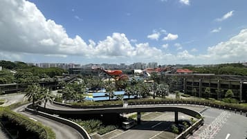Uma área de estacionamento com uma estrada curva, um toboágua e edifícios ao fundo.