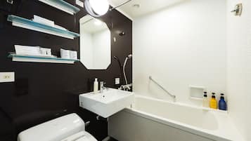 Quarto Twin Standard | Casa de banho | Uma combinação polibã/banheira, artigos de higiene pessoal grátis