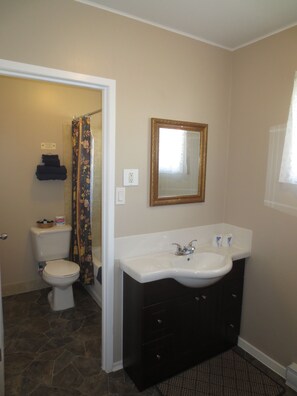 Quarto, 2 camas Queen | Banheiro | Chuveiro/banheira combinados, produtos de toalete grátis