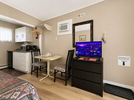 Quarto Duplo Standard, 1 cama queen-size | Sala de estar | TV de ecrã plano