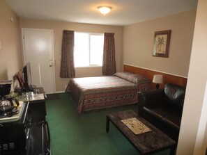 Quarto casal standard, 1 cama Queen | Wi-Fi de cortesia, roupa de cama