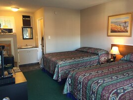 Quarto (2 Beds 1 Queen Bed and 1 Double Bed) | Wi-fi grátis, roupa de cama fornecida 