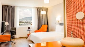 Quarto Superior, 1 cama king-size | Cofre no quarto, secretária, ferro/tábua de engomar