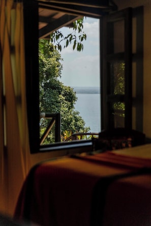 Quarto Standard, 1 cama king-size, vista parcial para o lago, junto ao jardim | Vista do quarto