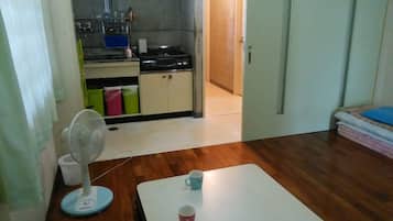 Quarto Triplo, não fumadores, cozinha (1st Floor Private Bath,Toilet) | Secretária, ferro/tábua de engomar, Wi-fi grátis