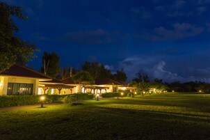 Fachada da propriedade à noite