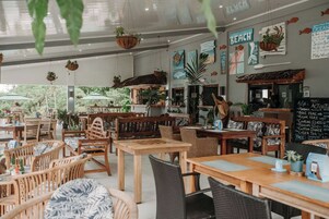 Pequenos-almoços, almoços, jantares servidos, com vista para a praia 