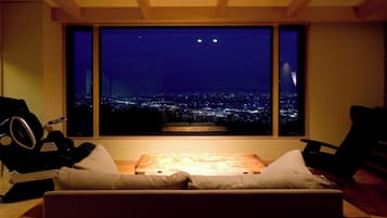 Quarto duplo superluxo, banheiro privativo, vista para a cidade | Área de estar