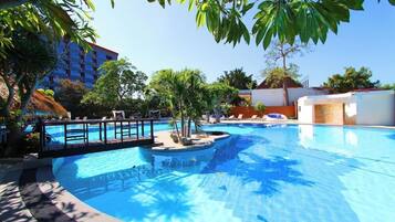 2 piscinas exteriores, espreguiçadeiras