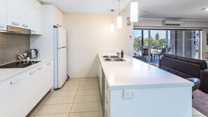 Apartamento família | Cozinha privada | Cafeteira/chaleira, geladeira grande, micro-ondas, cooktop