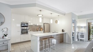 Apartamento luxo | Cozinha privada | Cafeteira/chaleira, geladeira grande, micro-ondas, cooktop