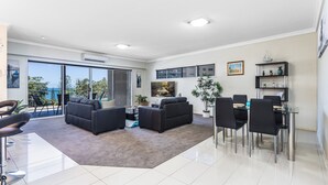 Apartamento família | Área de estar | TV de tela plana 42 polegadas com canais digitais, TV