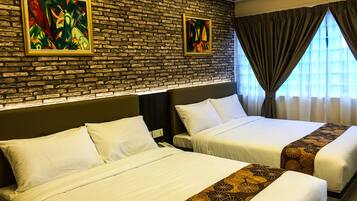 Quarto de hotel com duas camas, uma parede de tijolos e obras de arte.