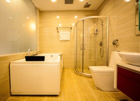 Quarto, 1 cama King, banheira de hidromassagem ( VIP) | Cofres nos quartos, escrivaninha, ferros/tábuas de passar roupa