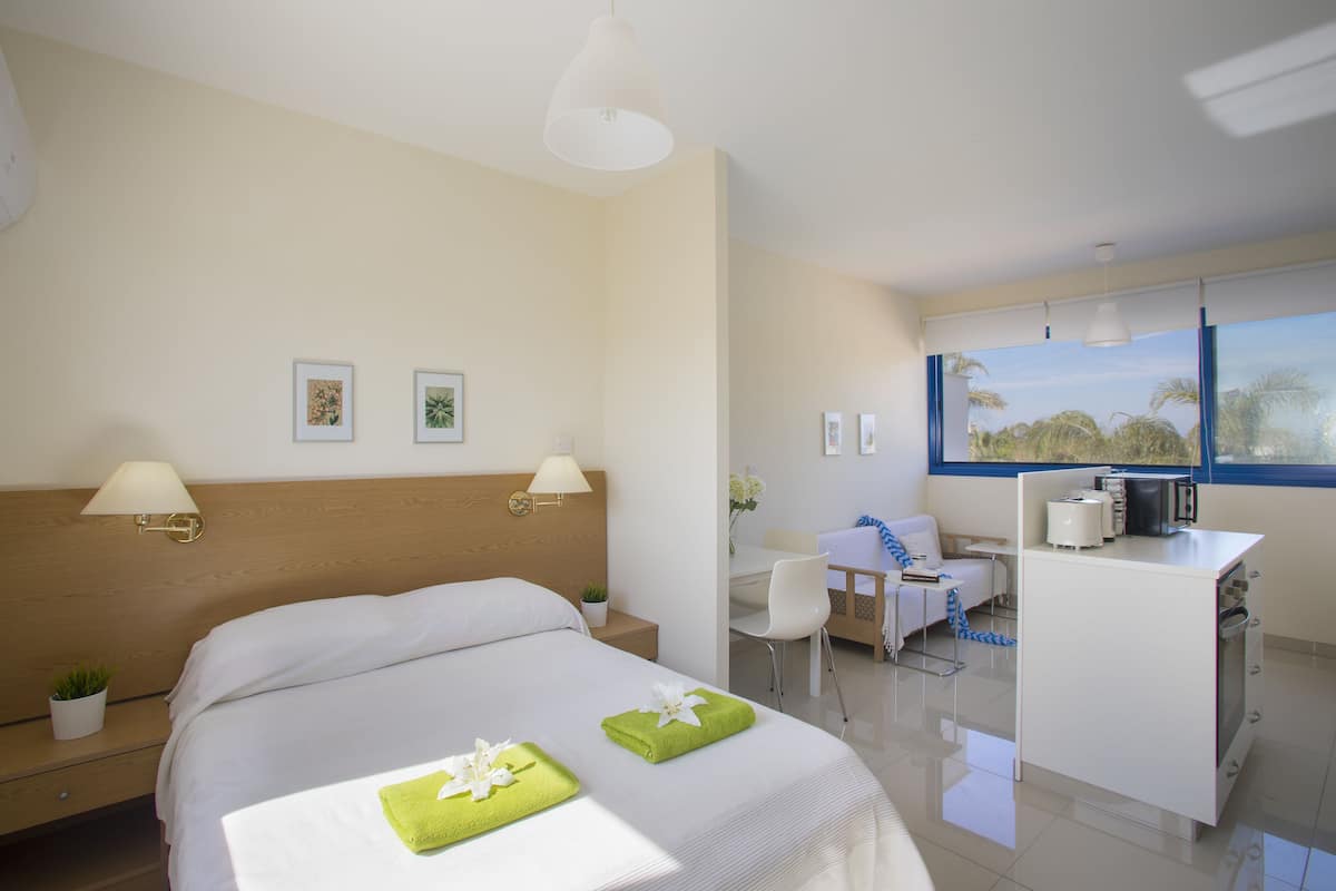 Estúdio, vista para a piscina (8807) | 1 quarto, cofre no quarto, quartos insonorizados