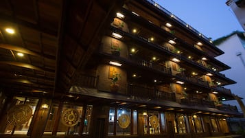 Fachada do alojamento (tarde/noite)