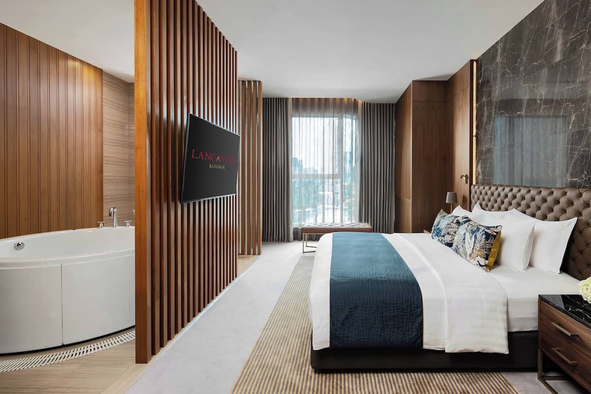 Sky Garden Suite | Minibar, cofre no quarto, secretária, cortinas/cortinados opacos