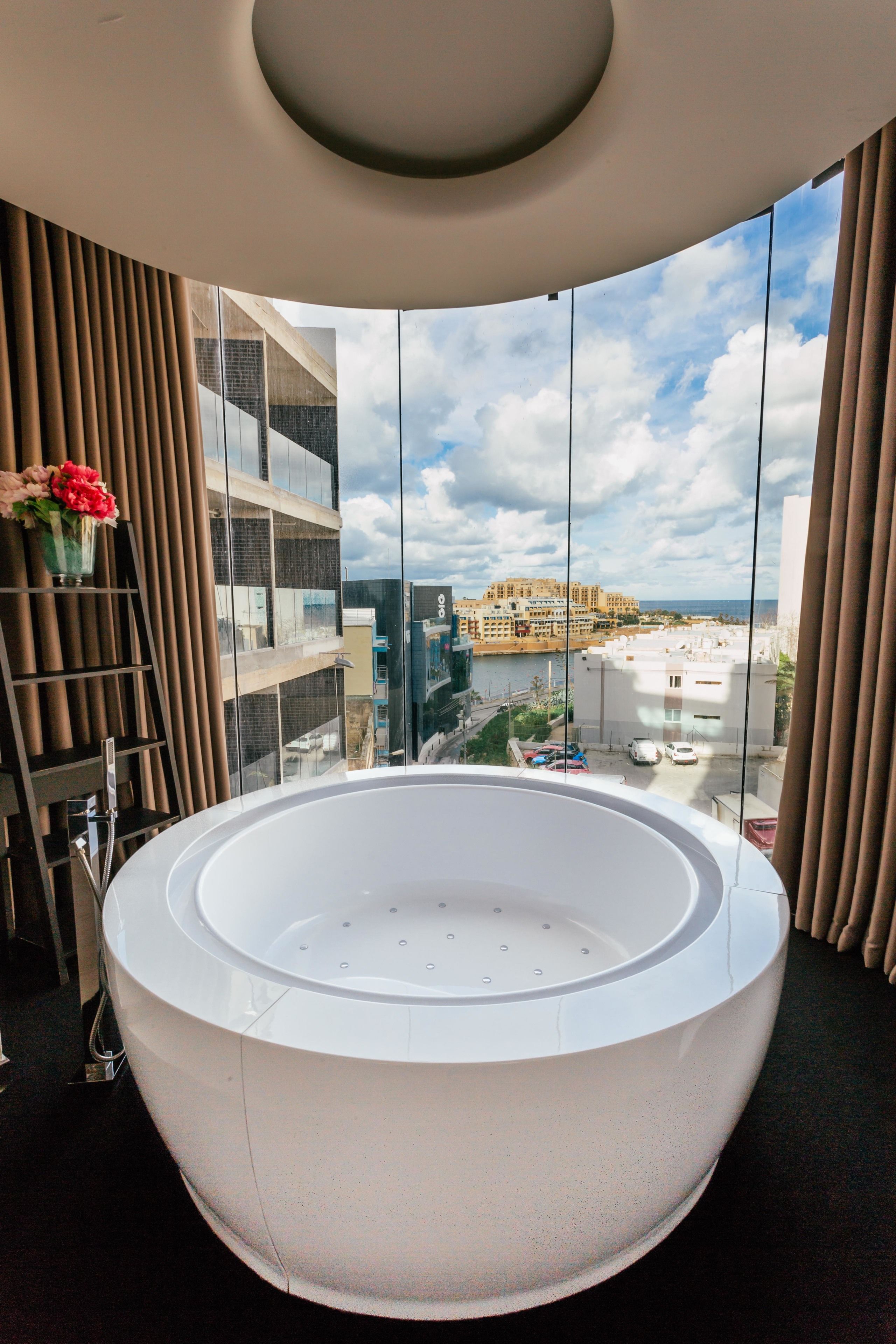 Suíte superluxo, banheira de hidromassagem, vista parcial para o mar | Hidromassagem interna