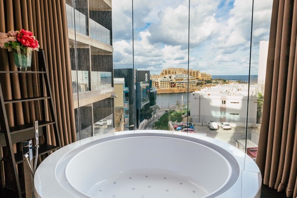 Suite de Luxo, banheira de hidromassagem, vista parcial para o mar | Banheira de hidromassagem interior