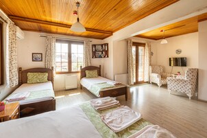 Quarto Quádruplo Familiar, vista para o jardim | Roupa de alta qualidade, com mobília individualizada, secretária 