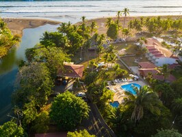 3 piscinas externas, espreguiçadeiras