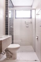 Quarto Individual | Casa de banho | Um polibã, artigos de higiene pessoal grátis, um secador de cabelo 