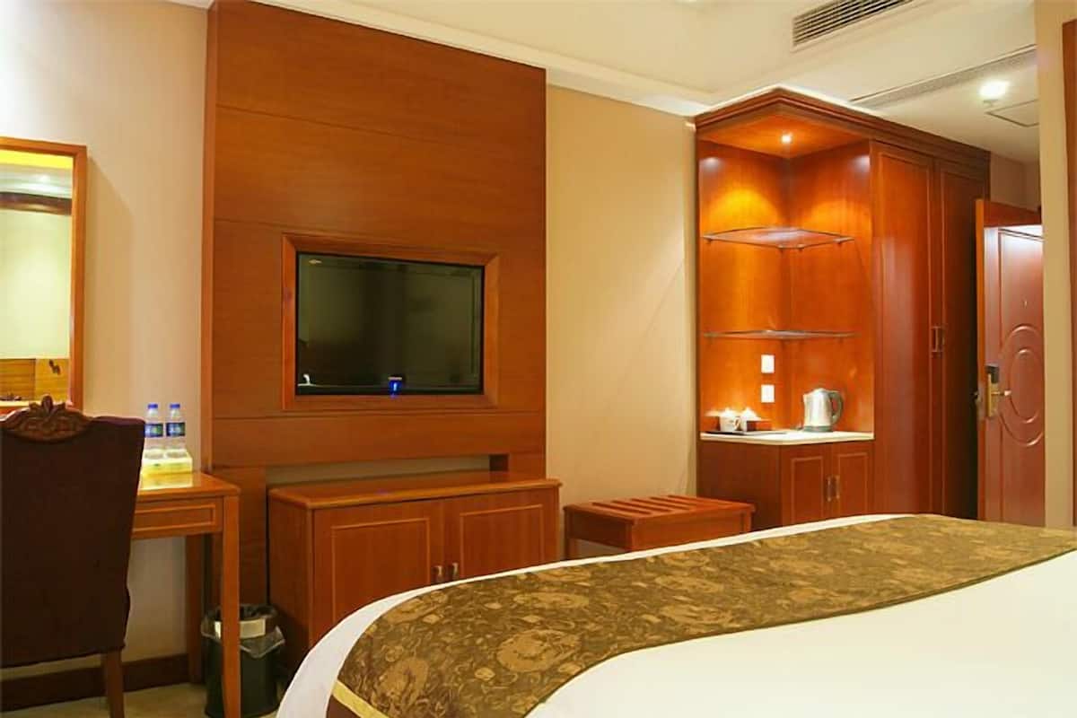 Quarto Duplo Deluxe | Secretária, cortinas/cortinados opacos, camas desdobráveis 