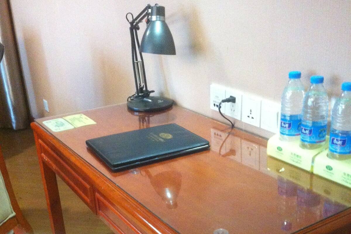 Suite Empresarial | Sala | Televisor 