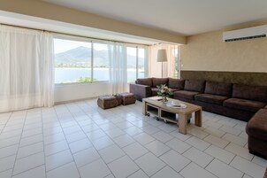 Vila, vista para o mar | Sala de estar | TV de tela plana