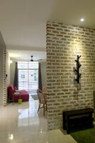 Apartamento com design assinado, 3 quartos, sacada, no piso térreo (3PM Check-In) | Área de estar | TV de tela plana 50 polegadas com canais digitais, TV