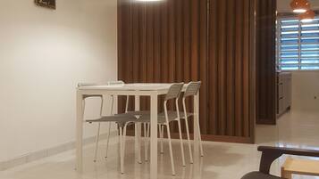 Apartamento Exclusivo, 3 quartos, frigorífico e micro-ondas, vista para a colina | Refeições no quarto