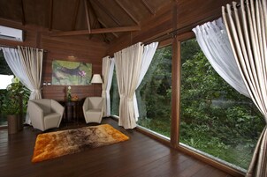 Quarto casal de uso individual | Área de estar | TV de tela plana