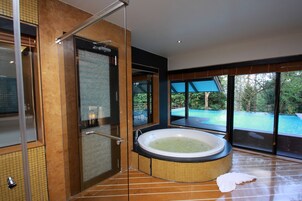 Vila premium, 1 cama King, piscina particular, vista para a piscina | Banheiro | Produtos de toalete grátis, chinelos, toalhas de banho